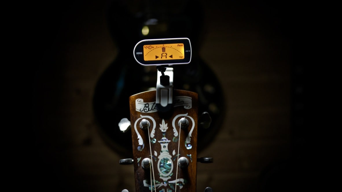 How To Tune A Guitar With A Tuner In Standard Tuning